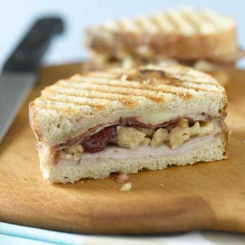Sándwich de pavo y queso con nueces